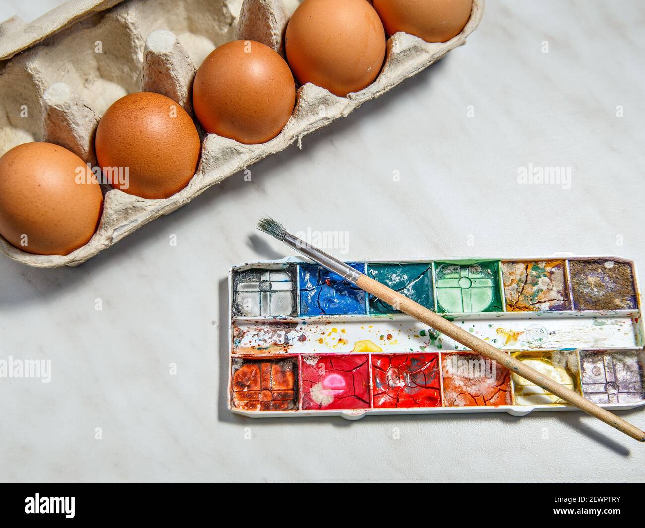 Art with egg boxes hi-res stock photography and images - Alamy