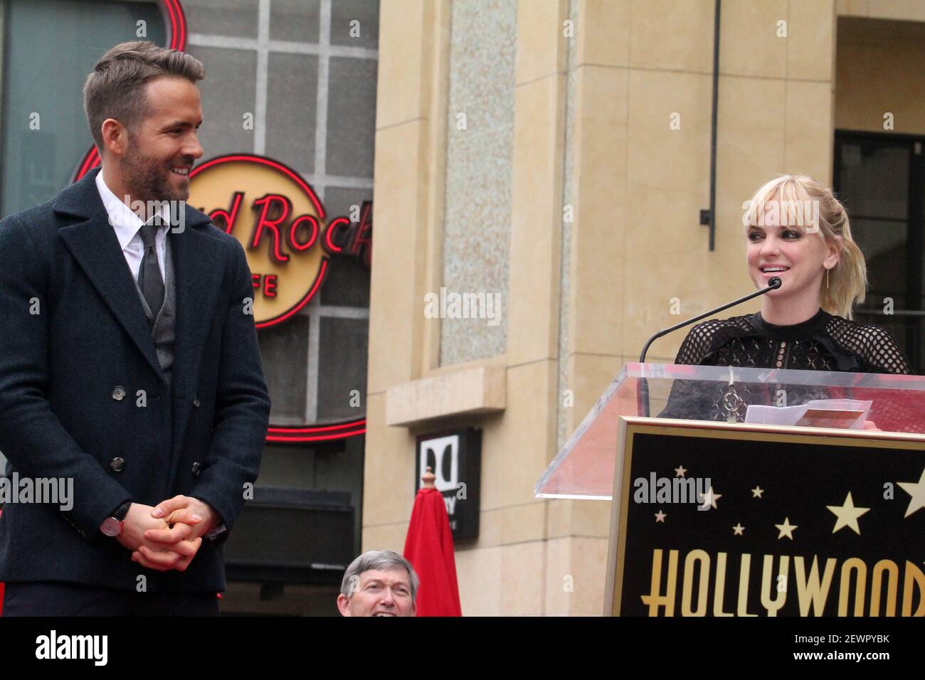 Ryan Reynolds, Anna Faris at Ryan Reynolds Star on the Hollywood Walk ...