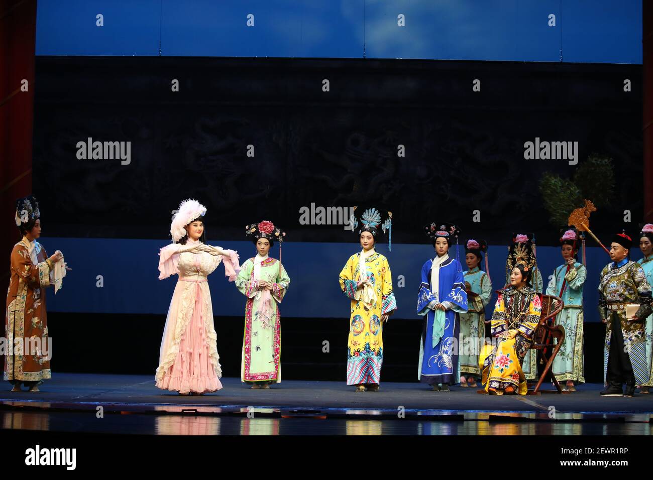 (161219) -- BEIJING, Dec. 19, 2016 (Xinhua) -- Peking Opera "Empress ...