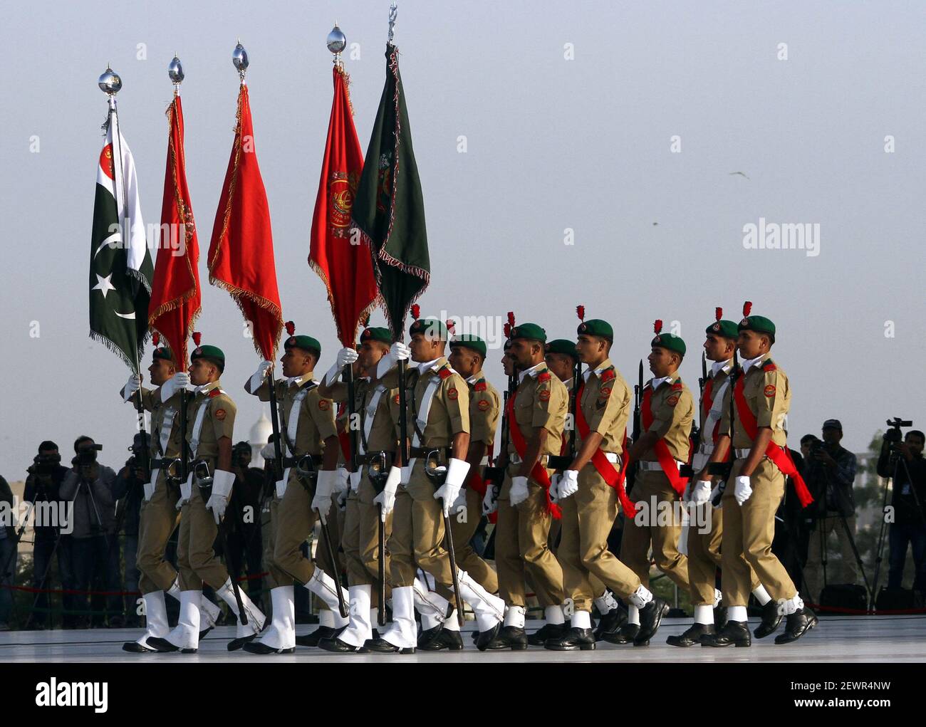 (161225) -- KARACHI, Dec. 25, 2016 (Xinhua) -- Pakistan army cadets ...