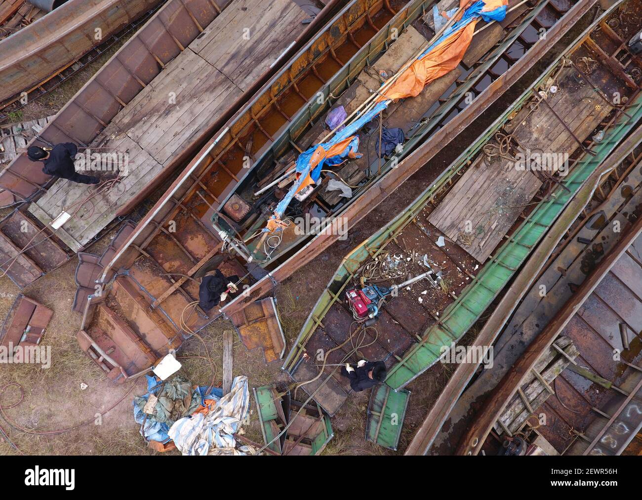 (161227) -- DONGXING, Dec. 27, 2016 (Xinhua) -- Staff members dismantle ...