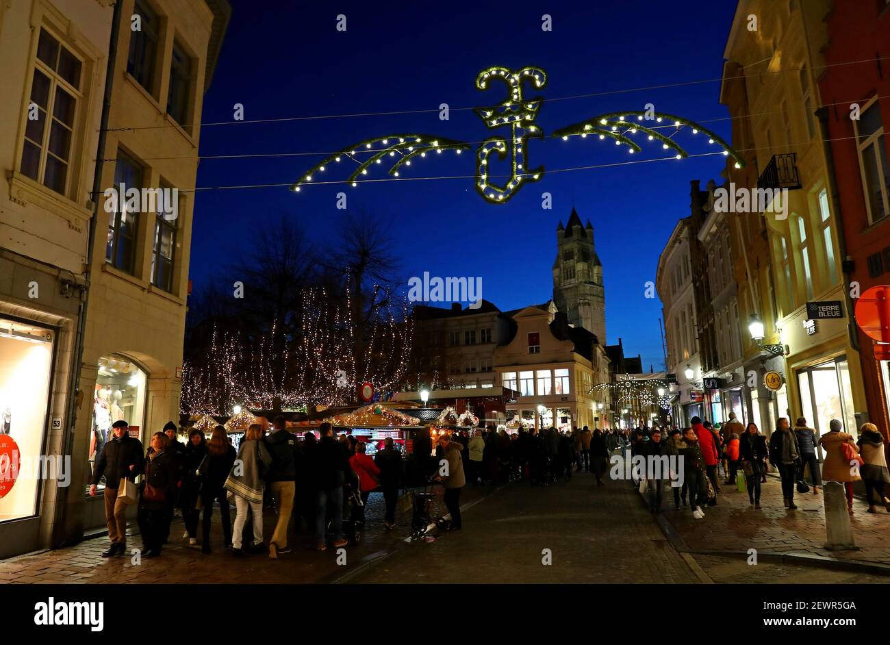 (161228) -- BRUSSELS, Dec. 28, 2016 (Xinhua) -- Photo taken on Dec. 27, 2016 shows the night ...