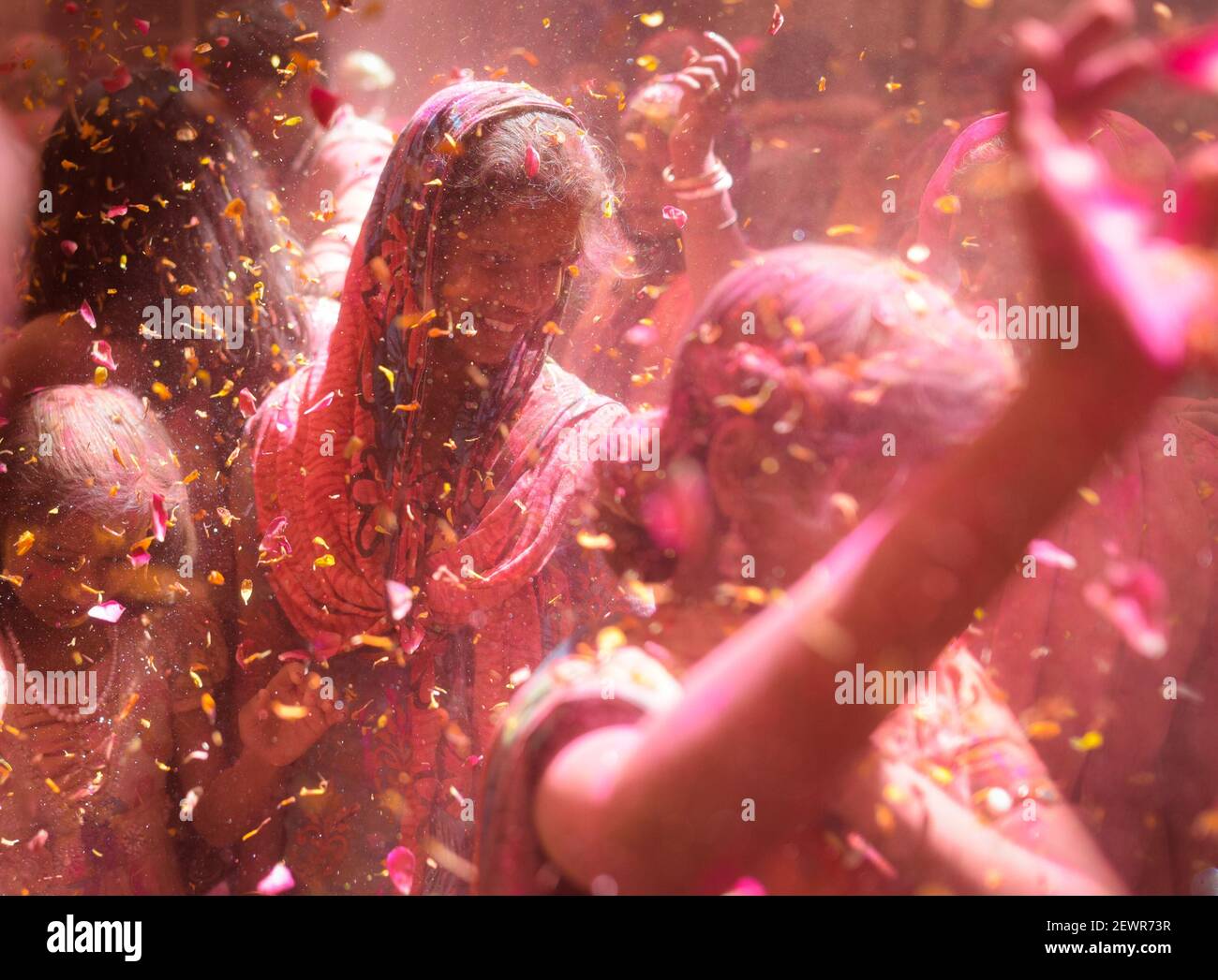(161231) -- BEIJING, Dec. 31, 2016 (Xinhua) -- Participants are seen ...