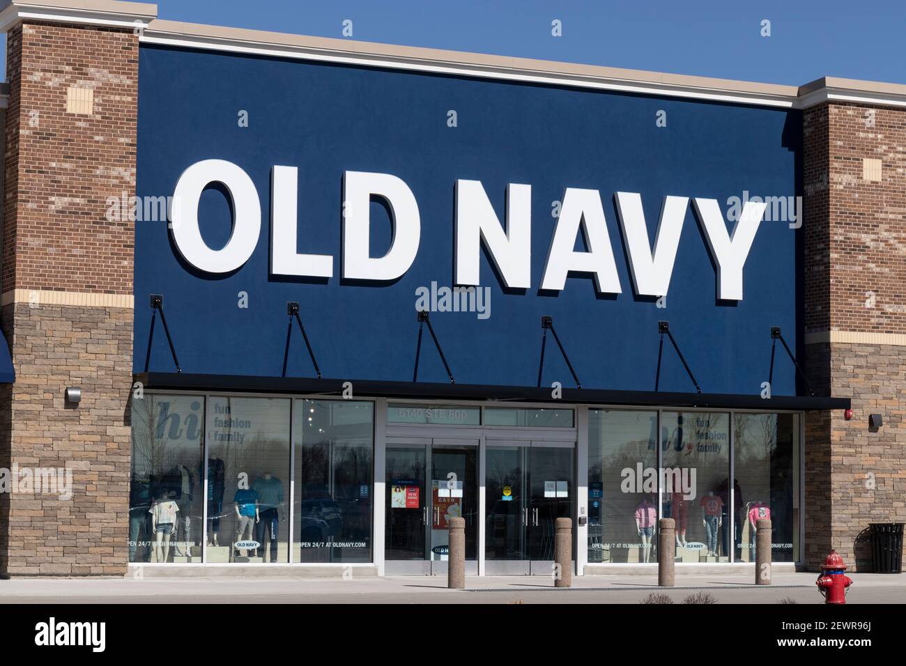 Old navy clothing retail store hi-res stock photography and images - Alamy