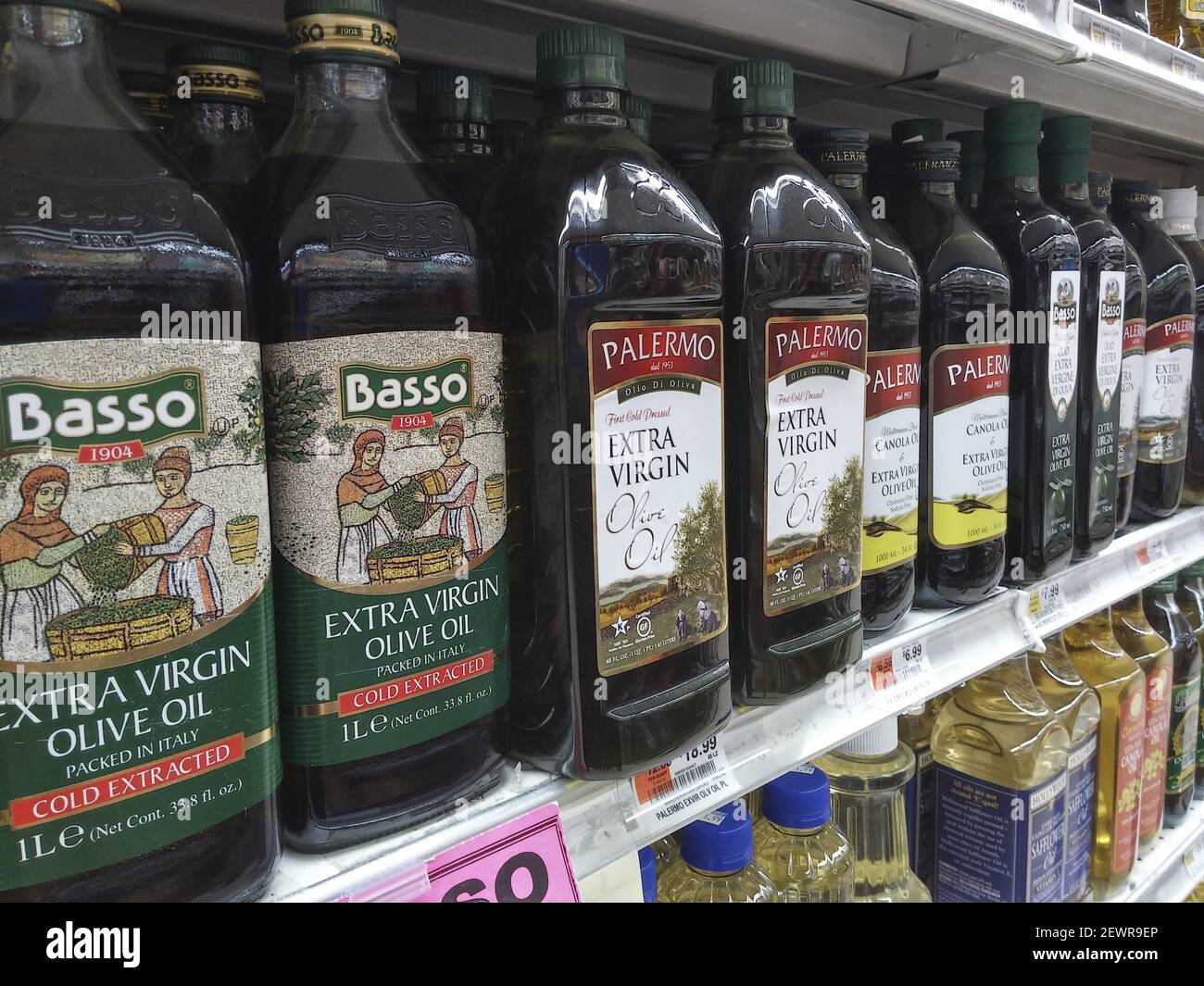 Oil supermarket bottles italy hi-res stock photography and images - Alamy