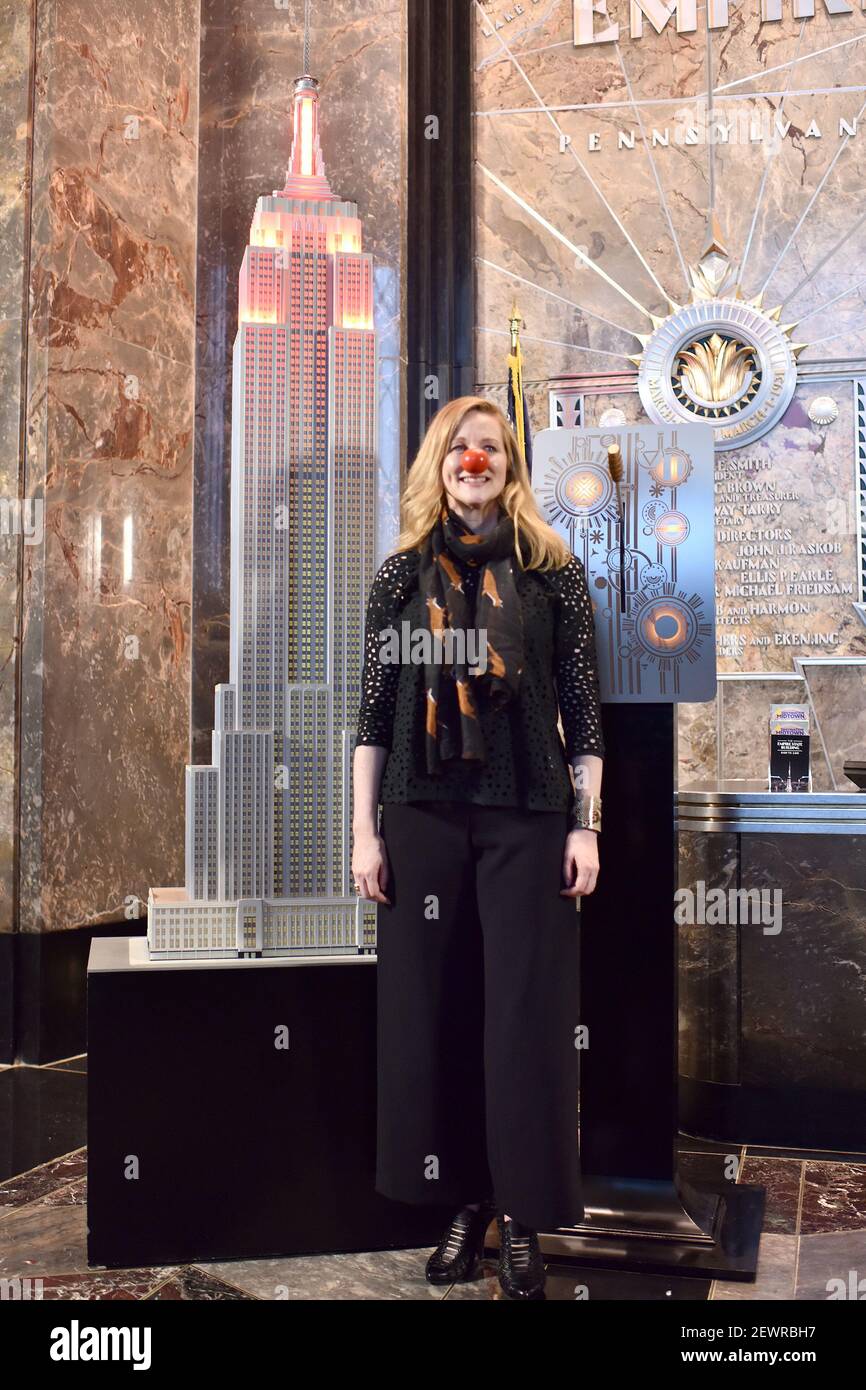 Actress Laura Linney lights The Empire State Building in honor of Red ...