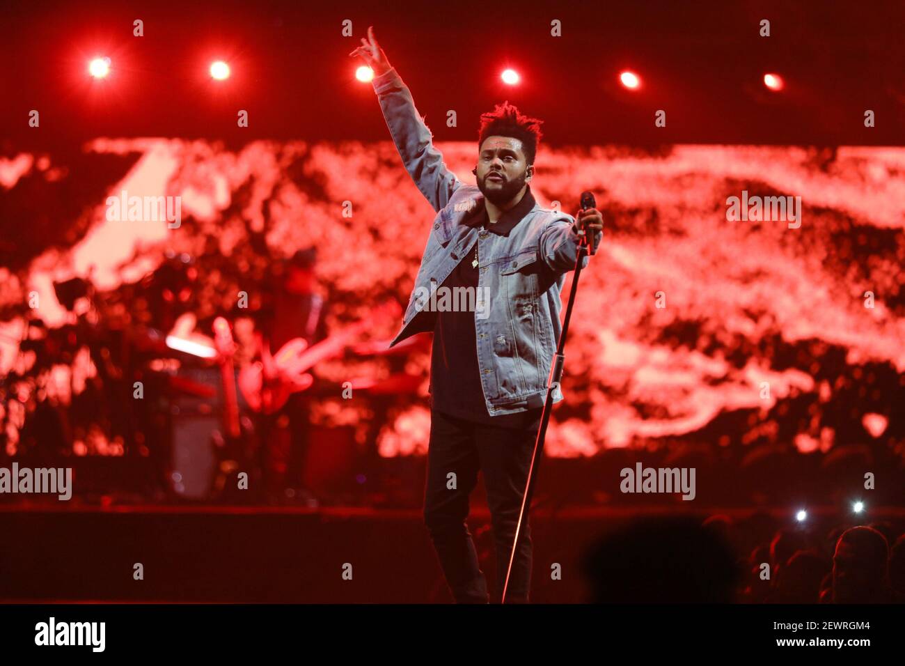 MIAMI, FLORIDA - OCT 24: The Weekend performs during the Starboy World ...