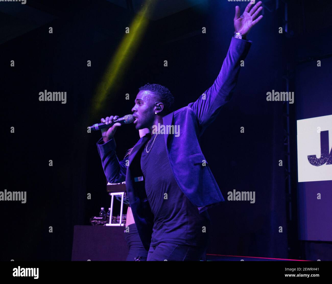 MIAMI, FL - NOVEMBER 11: Jason Derulo performs during the Boys & Girls ...