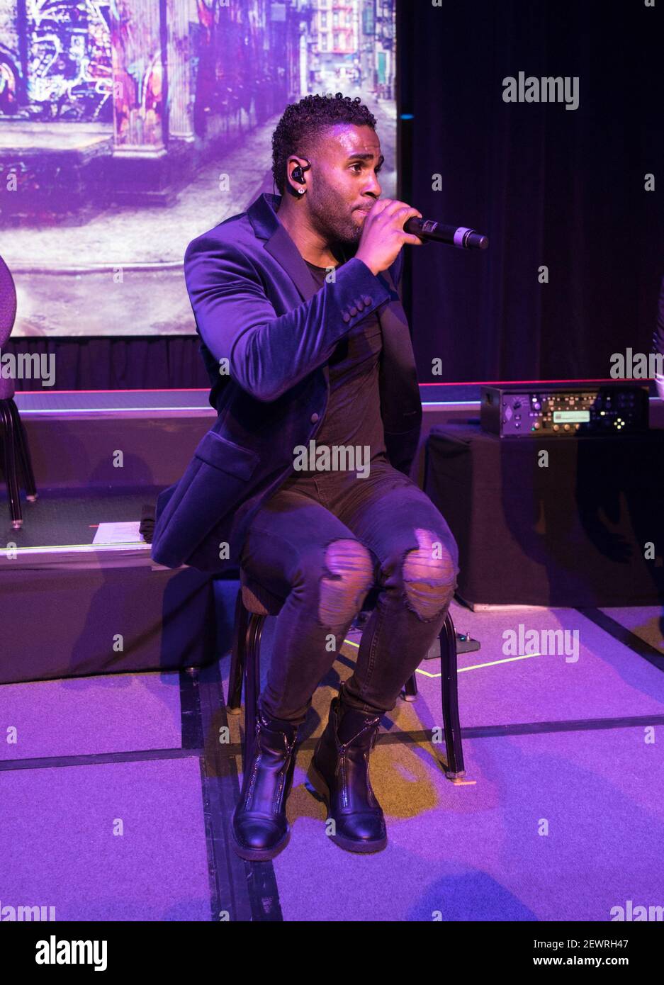 MIAMI, FL - NOVEMBER 11: Jason Derulo performs during the Boys & Girls ...
