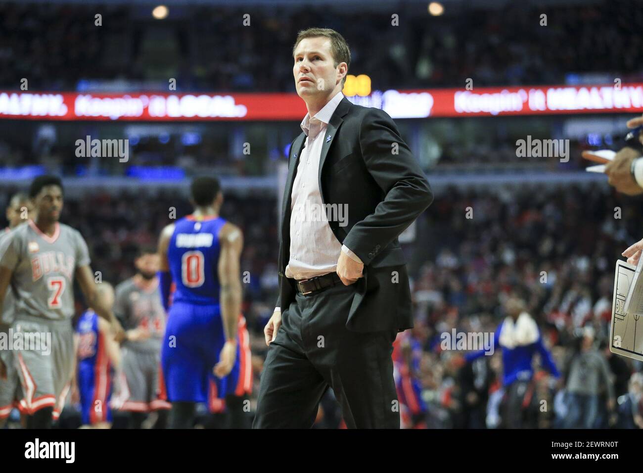 Chicago Bulls head coach Fred Hoiberg calls a timeout during the first ...