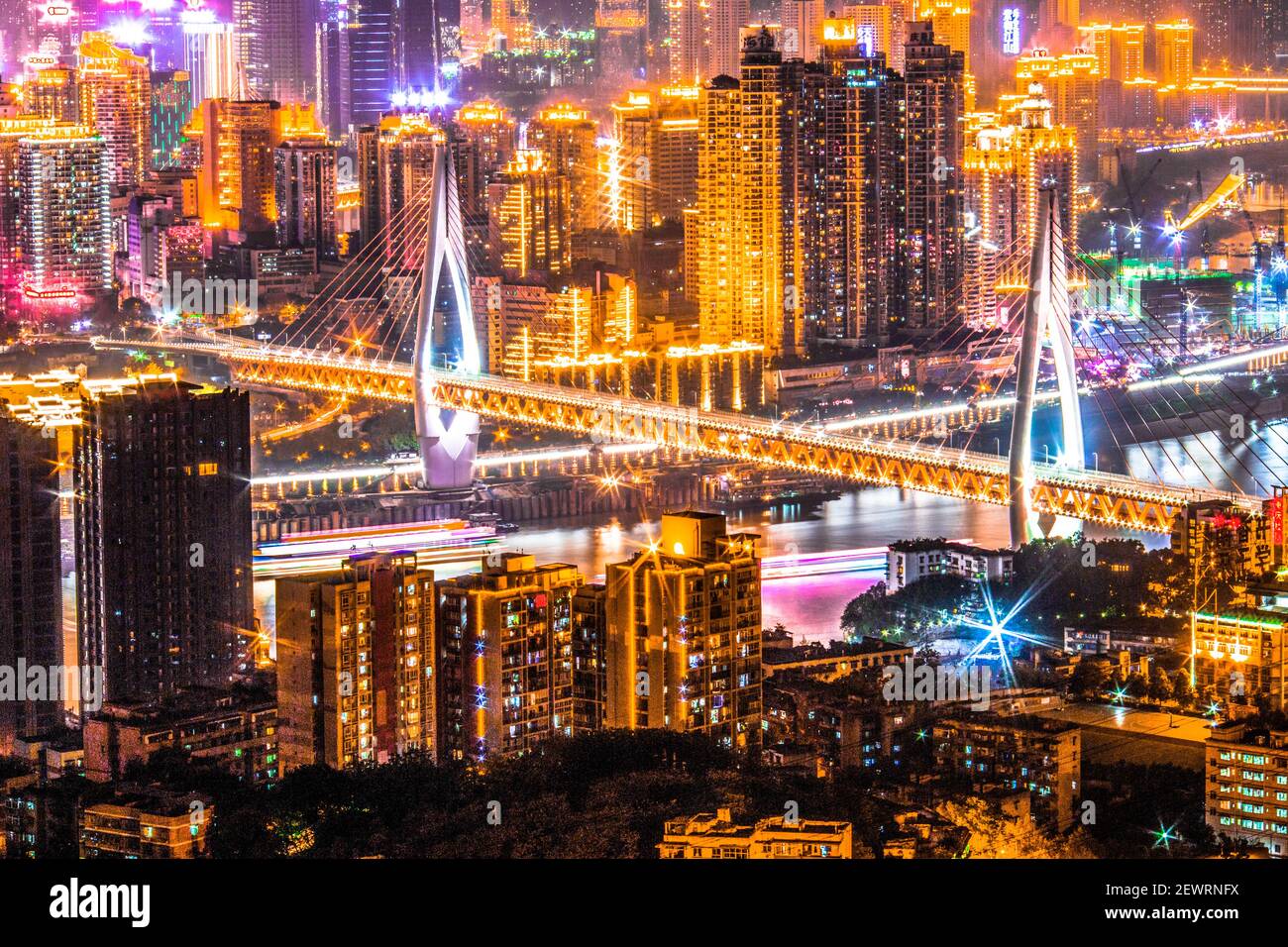 --FILE--A night view of the Dongshuimen Yangtze River Bridge connecting ...