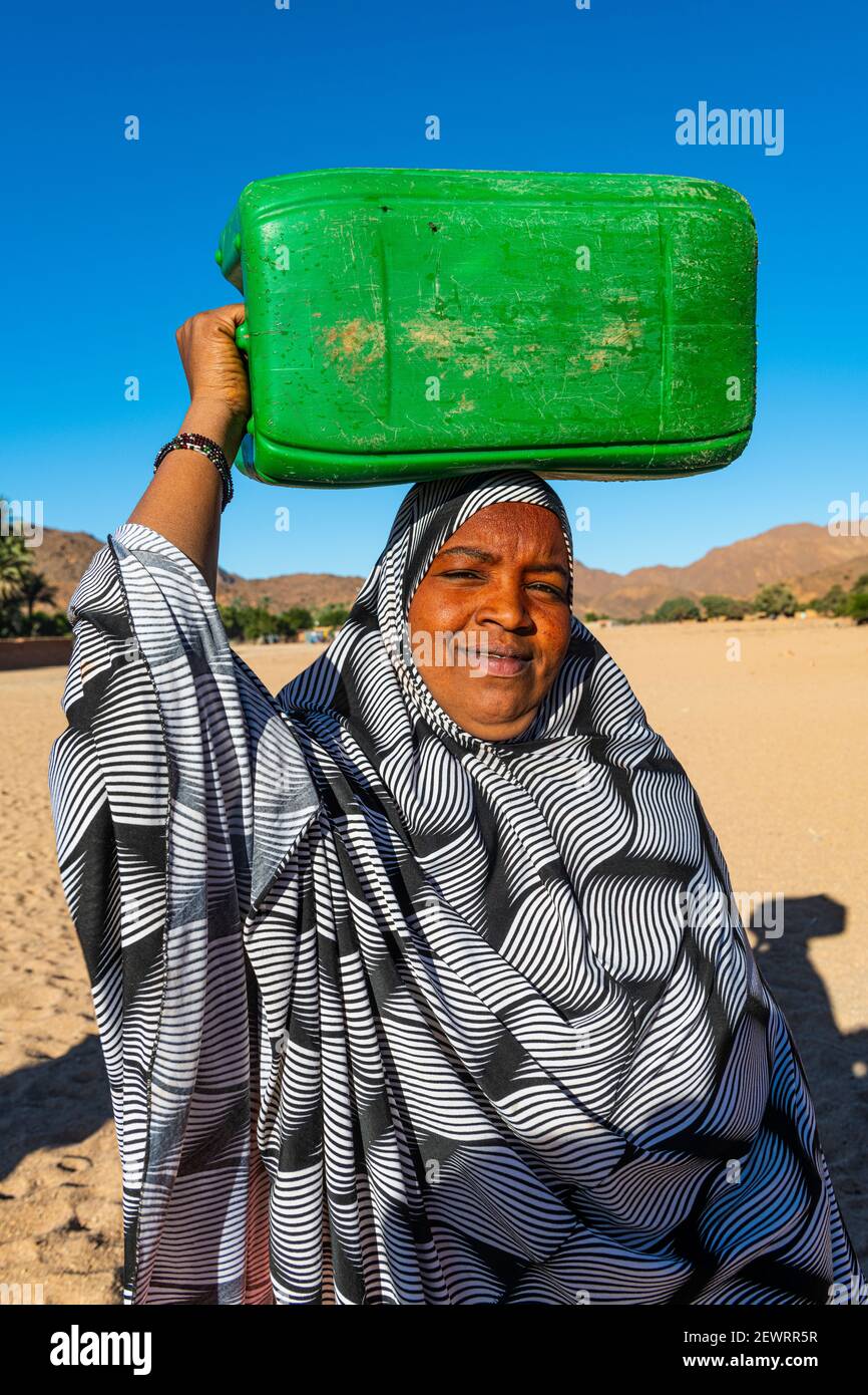 Woman carrying a water container on her head, Oasis of Timia, Air ...