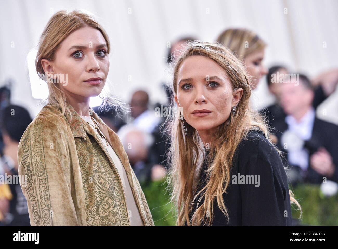 Mary-Kate Olsen and Ashley Olsen arriving at the 2016 Costume Institute ...