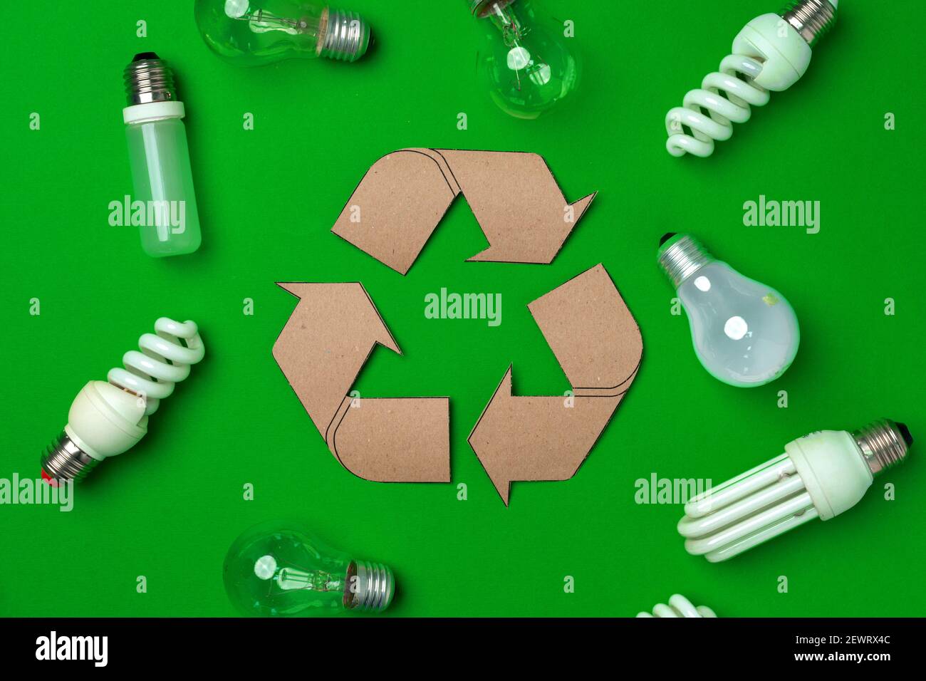 Light bulb and recycling sign on green background Stock Photo - Alamy