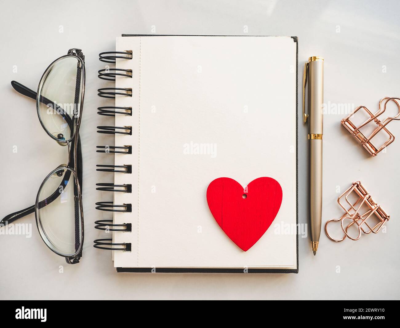 Blank notepad sheet for your congratulatory message. Close-up, view ...