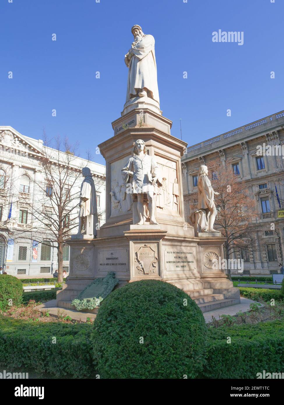 Marble statue of Leonardo da Vinci in the middle of Scala square.Milan ...
