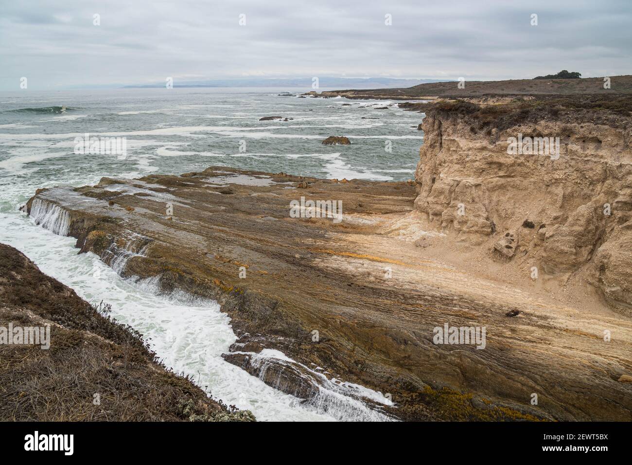 Rocks and crashing waves at Montana de Oro, California Stock Photo - Alamy