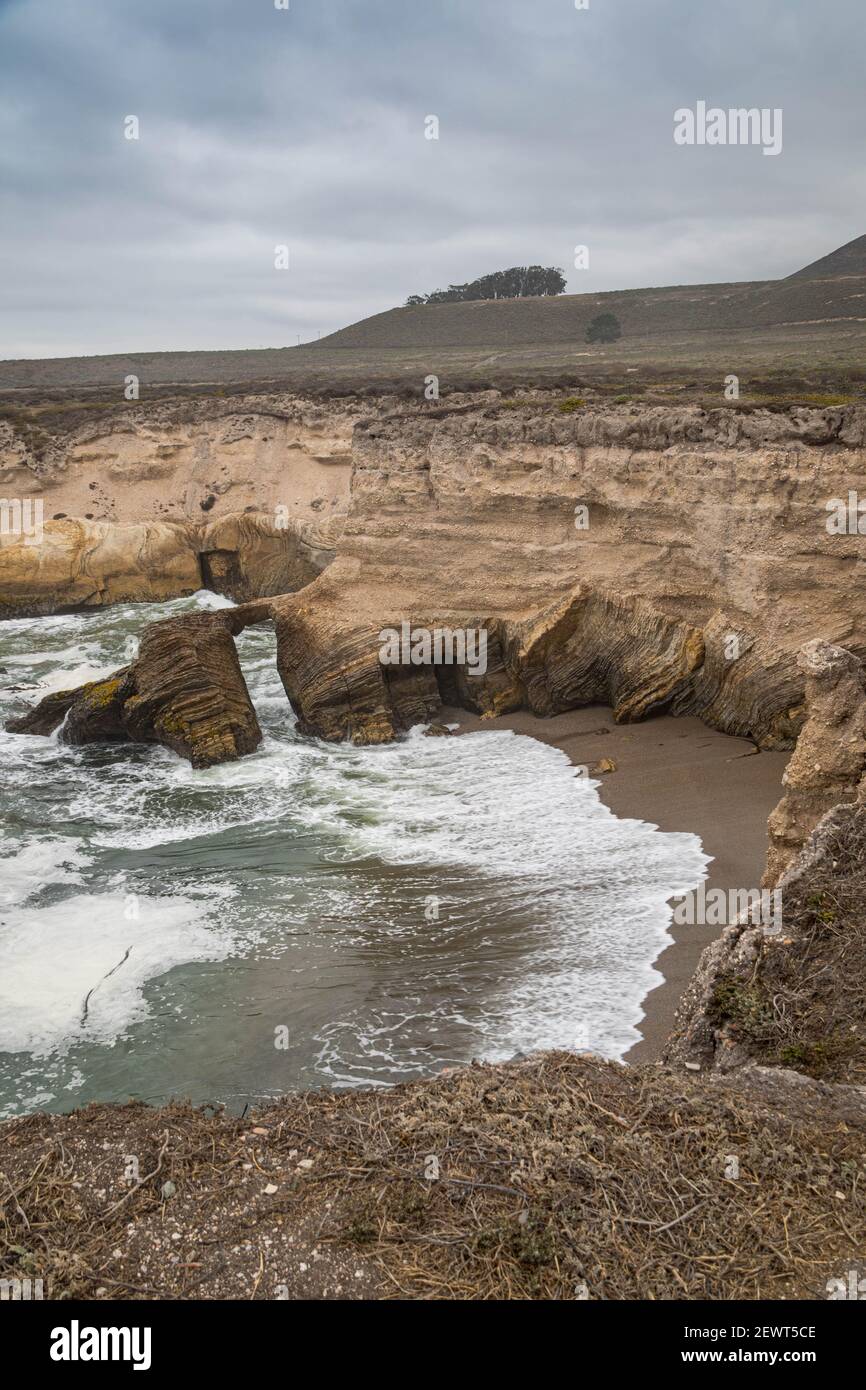 Rocks and crashing waves at Montana de Oro, California Stock Photo - Alamy