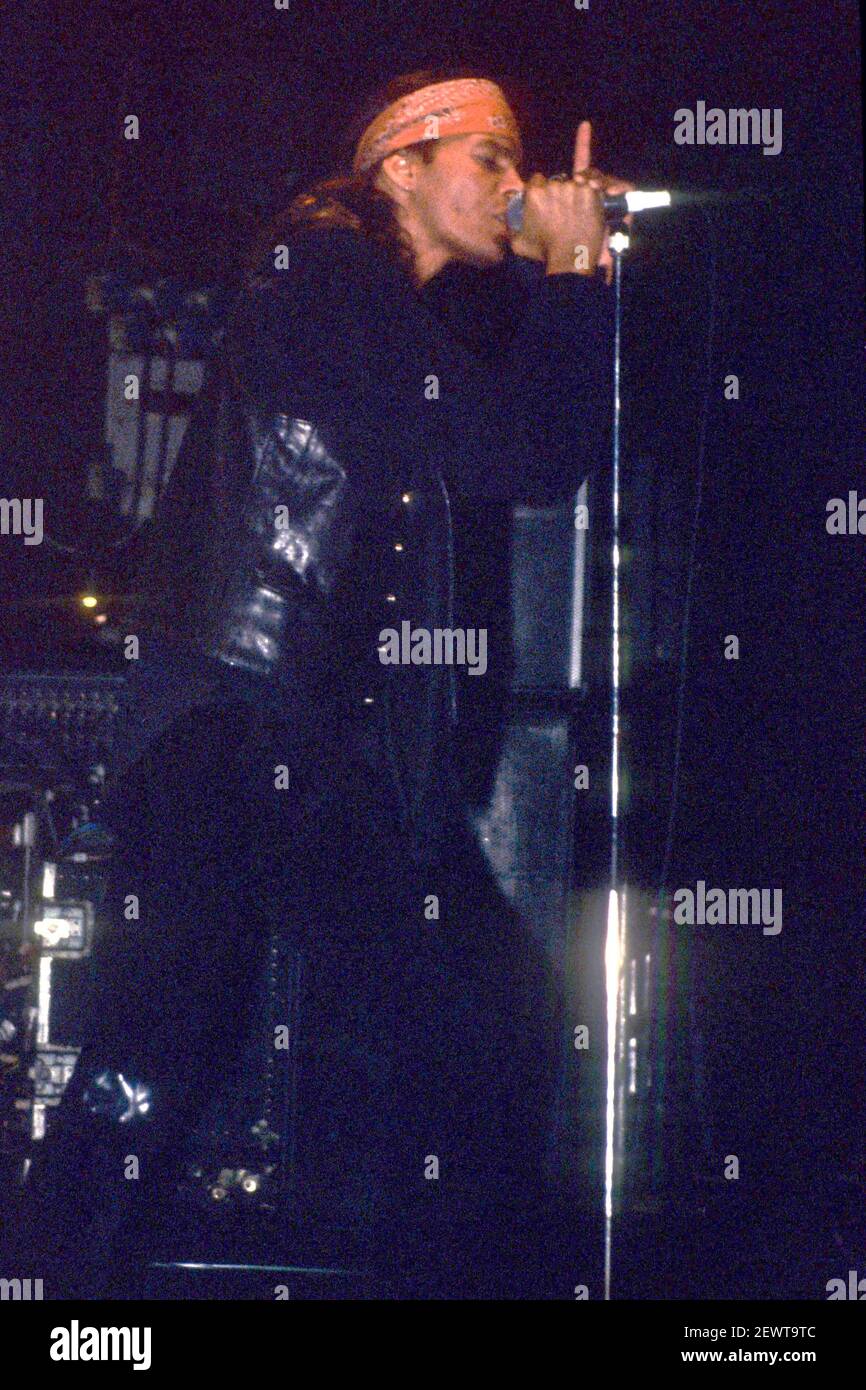 Ray Gillen from Badlands live at the Astoria. London, 11/29/1991 ...