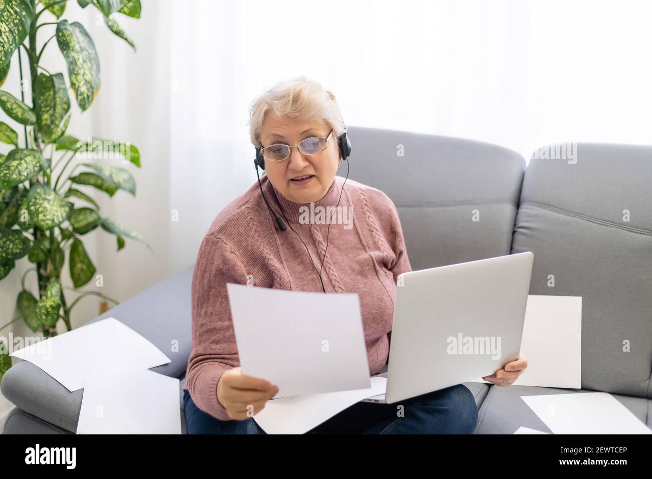 Senior woman bills worry hi-res stock photography and images - Alamy