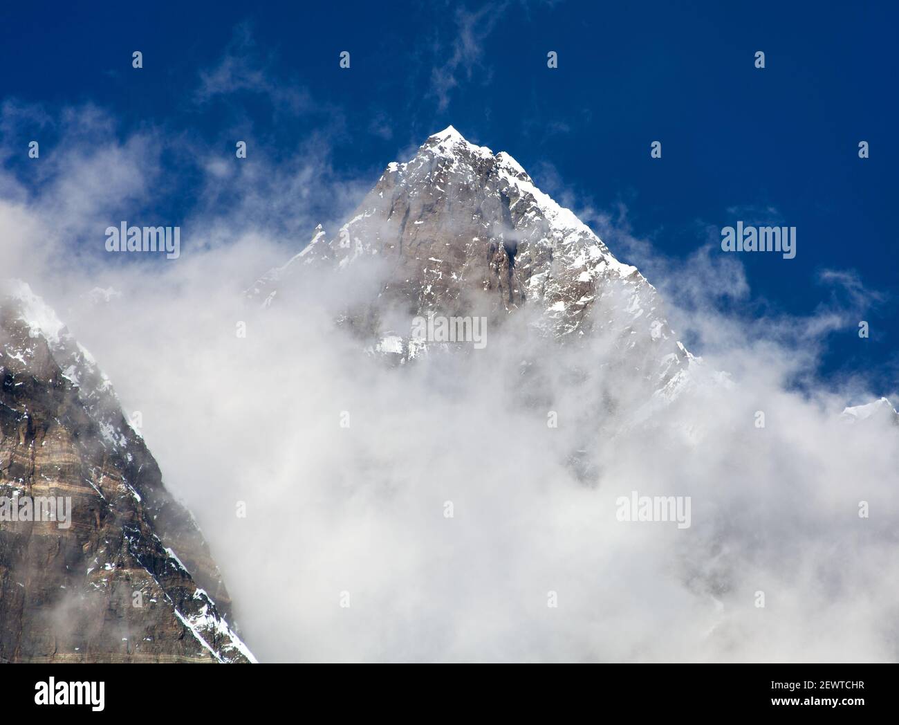 Rock fall on mount everest hi-res stock photography and images - Alamy
