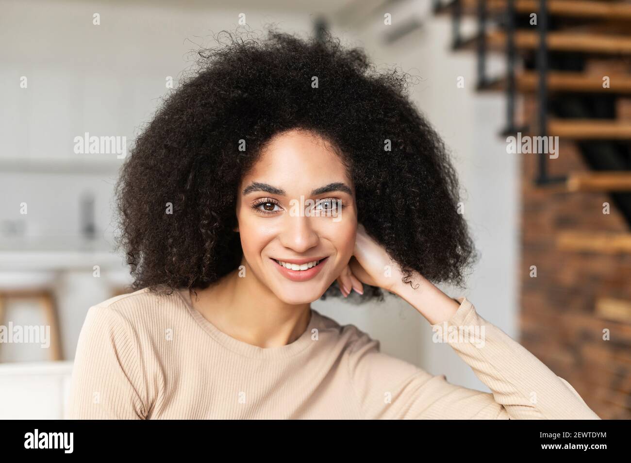 African woman with hand on cheek hi-res stock photography and images ...