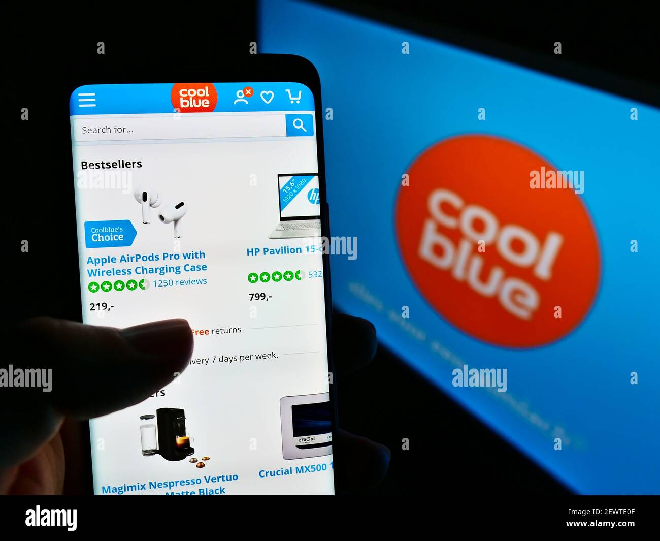 Coolblue logo hi-res stock photography and images - Alamy