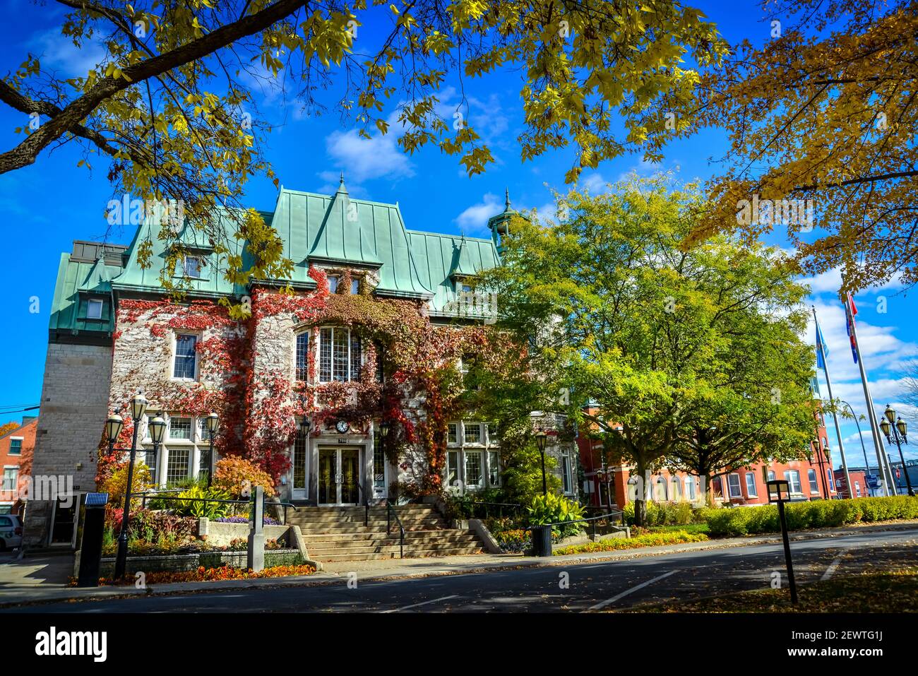 Town hall frontage hi-res stock photography and images - Alamy