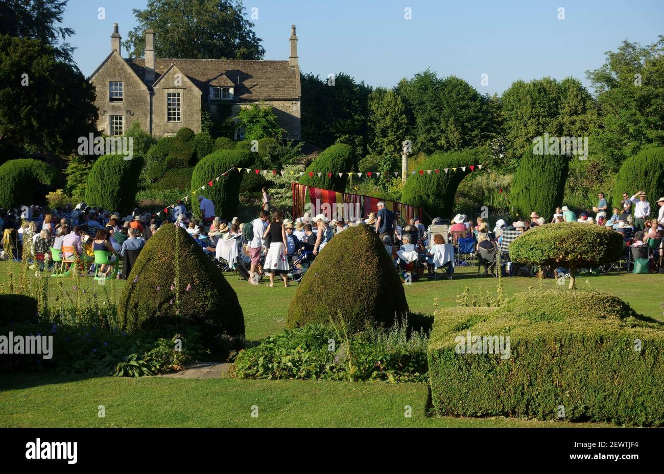 Outdoor theatre audience hi-res stock photography and images - Alamy