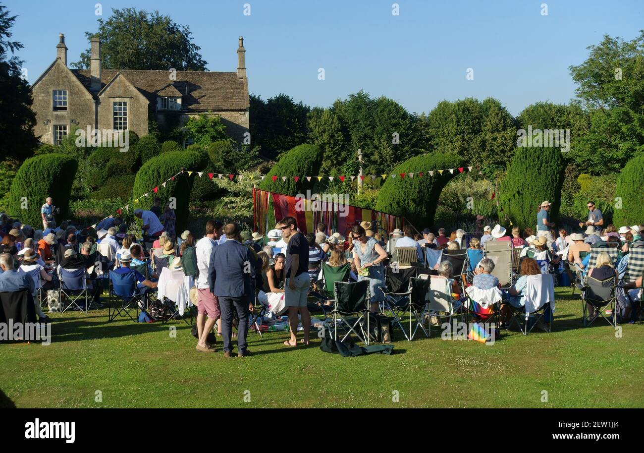 Outdoor theatre audience hi-res stock photography and images - Alamy