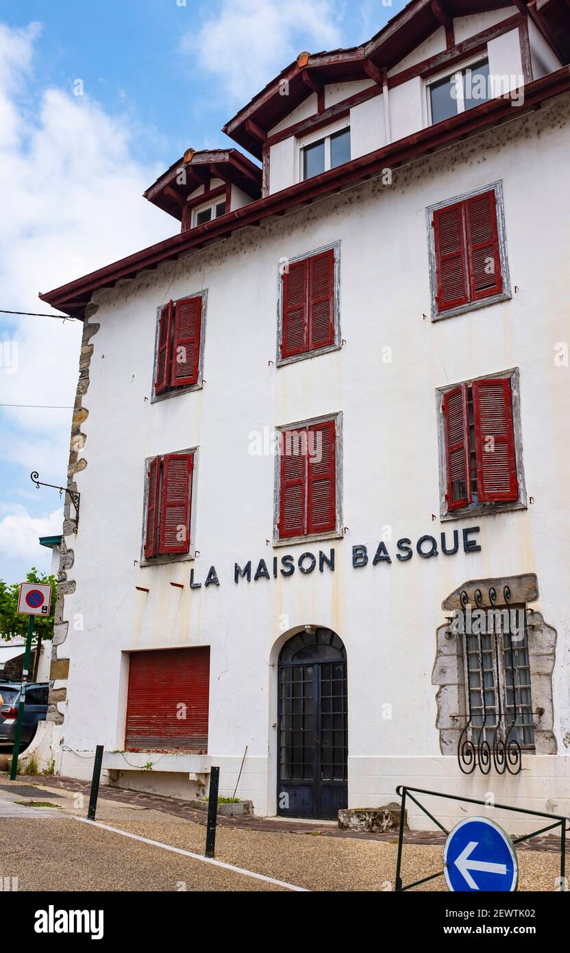 Maison basque hi-res stock photography and images - Alamy