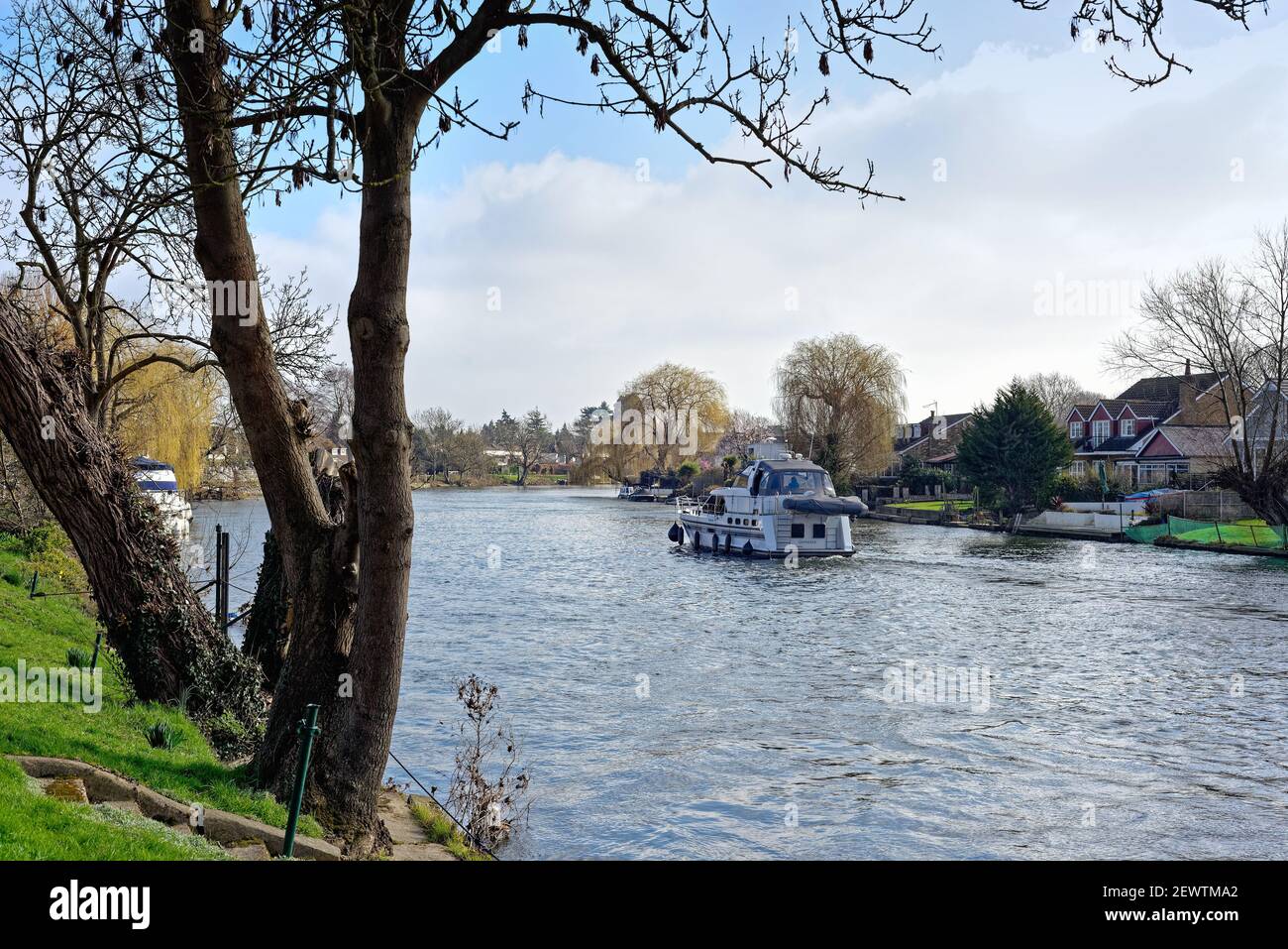 Spring riverfront hi-res stock photography and images - Alamy