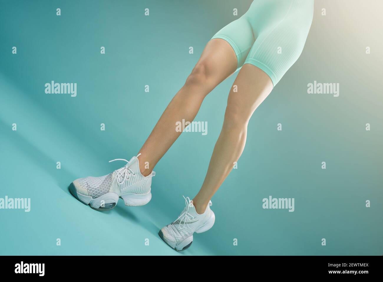 Shapely legs hi-res stock photography and images - Alamy