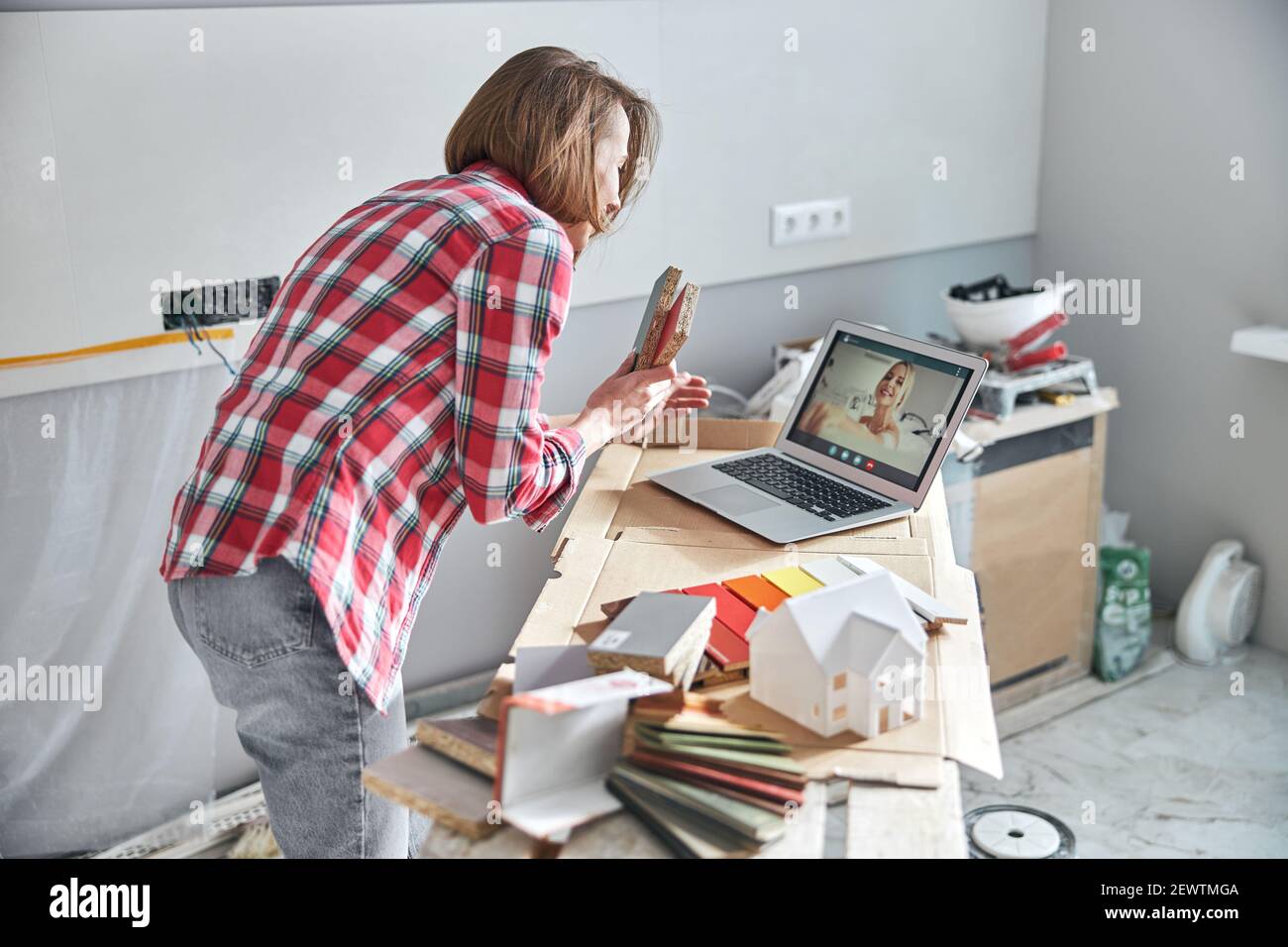 Two women discussing the color palette online Stock Photo - Alamy