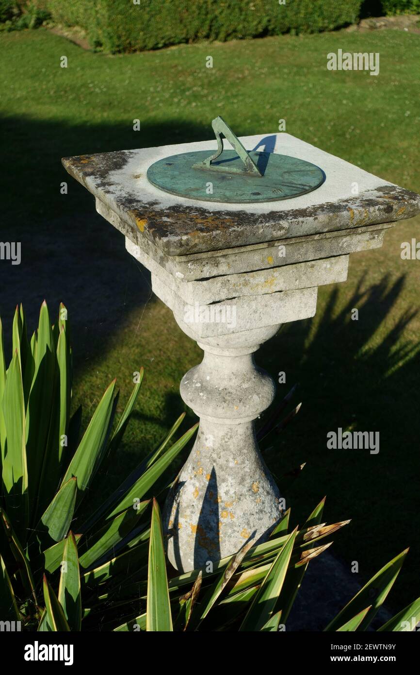 old fashioned garden sundial Stock Photo - Alamy