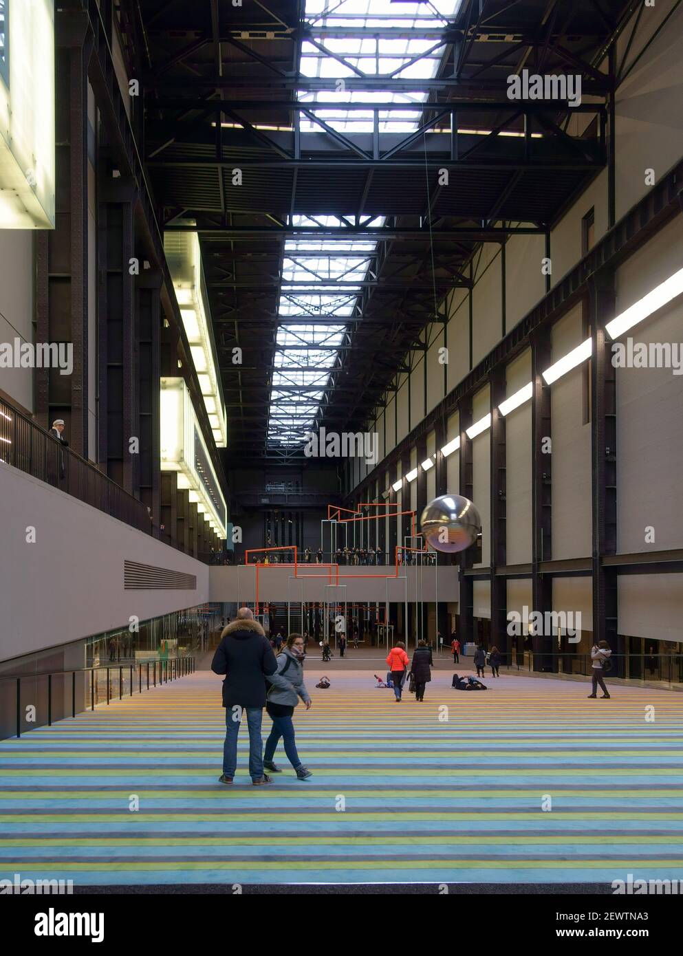 Tate modern visitors galleries hi-res stock photography and images - Alamy