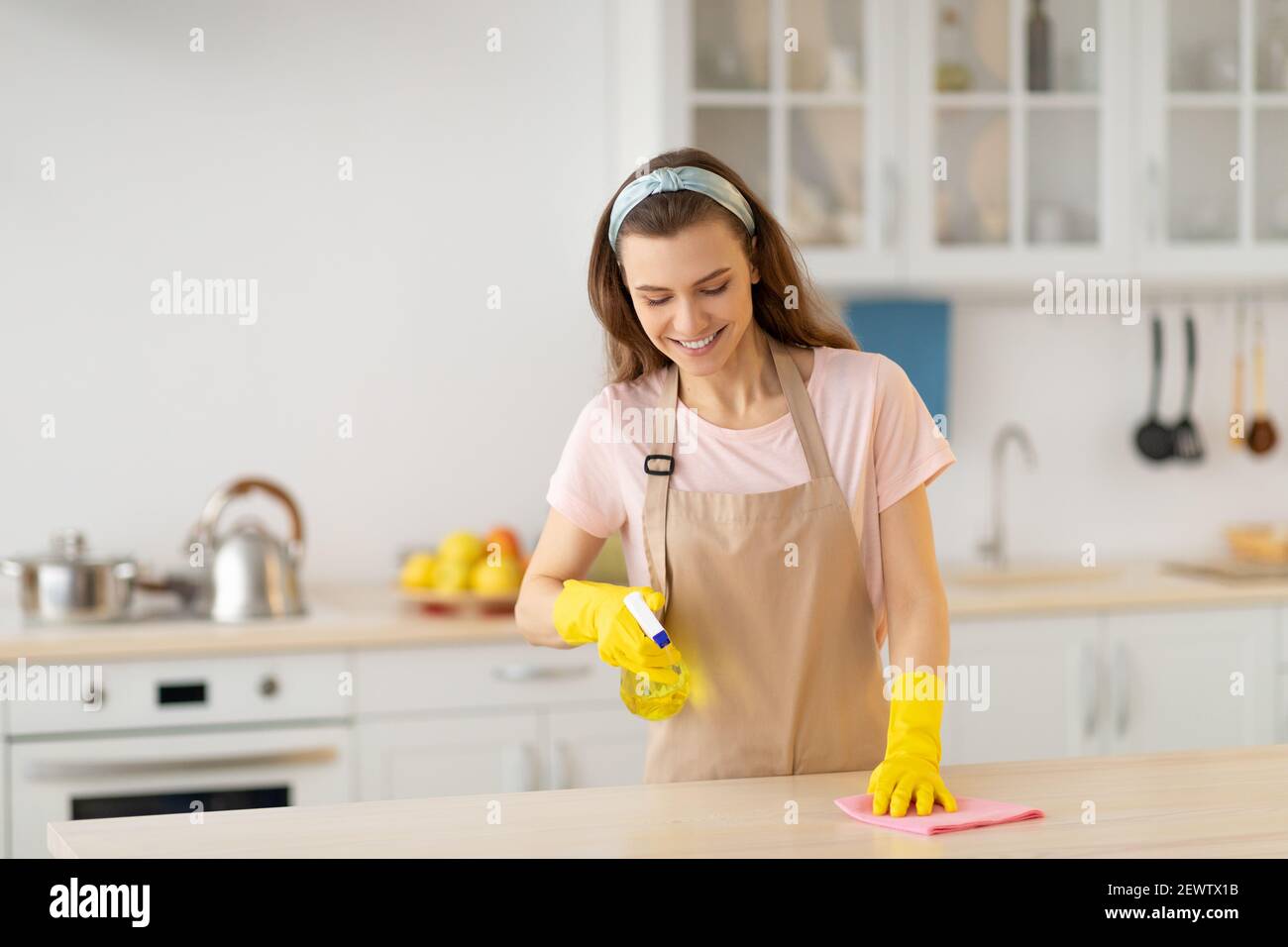 Wiping table hi-res stock photography and images - Alamy