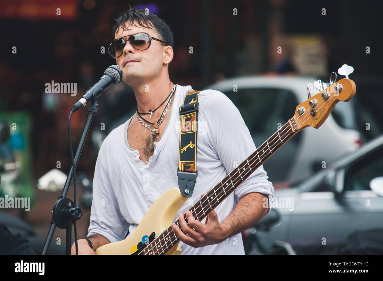 Guitar sings hi-res stock photography and images - Alamy