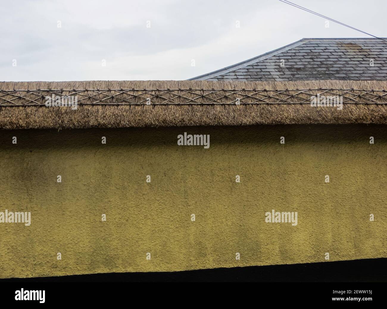 Devon hill thatched cottage hi-res stock photography and images - Alamy