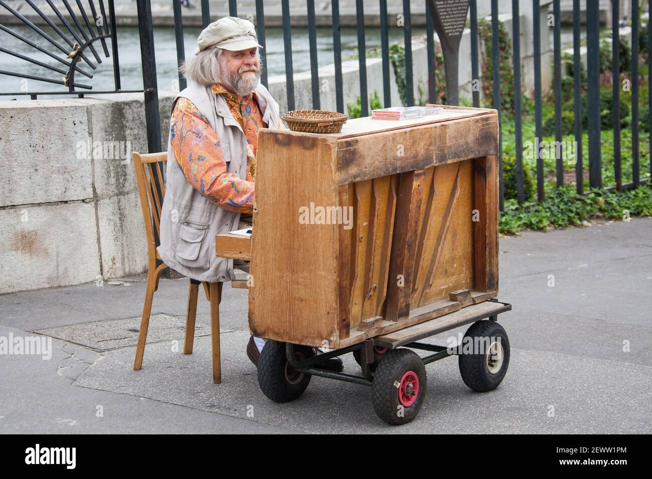 People on the streets of the French capital Stock Photo - Alamy