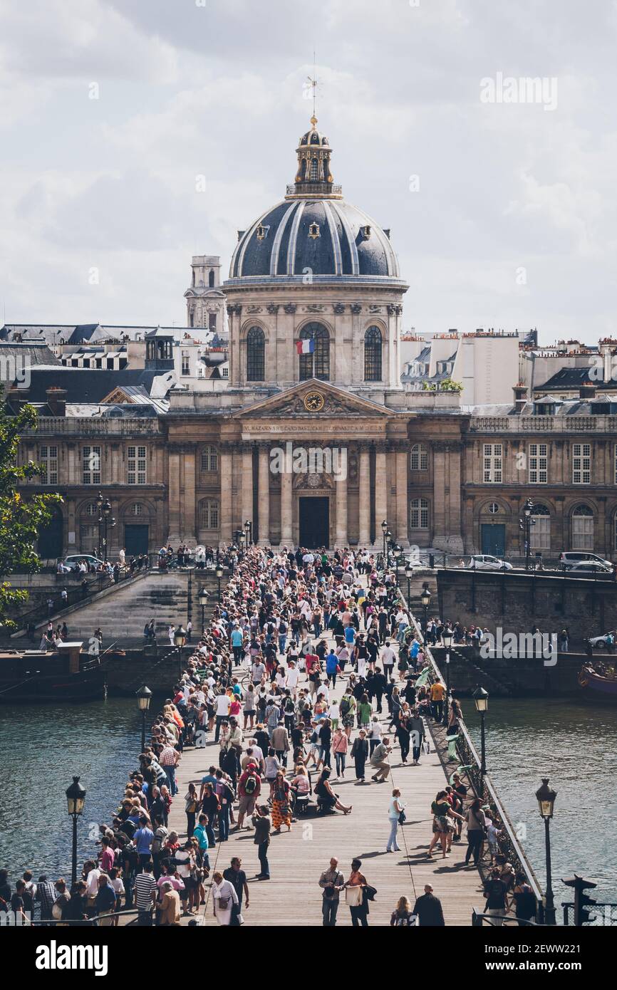People on the streets of the French capital Stock Photo - Alamy