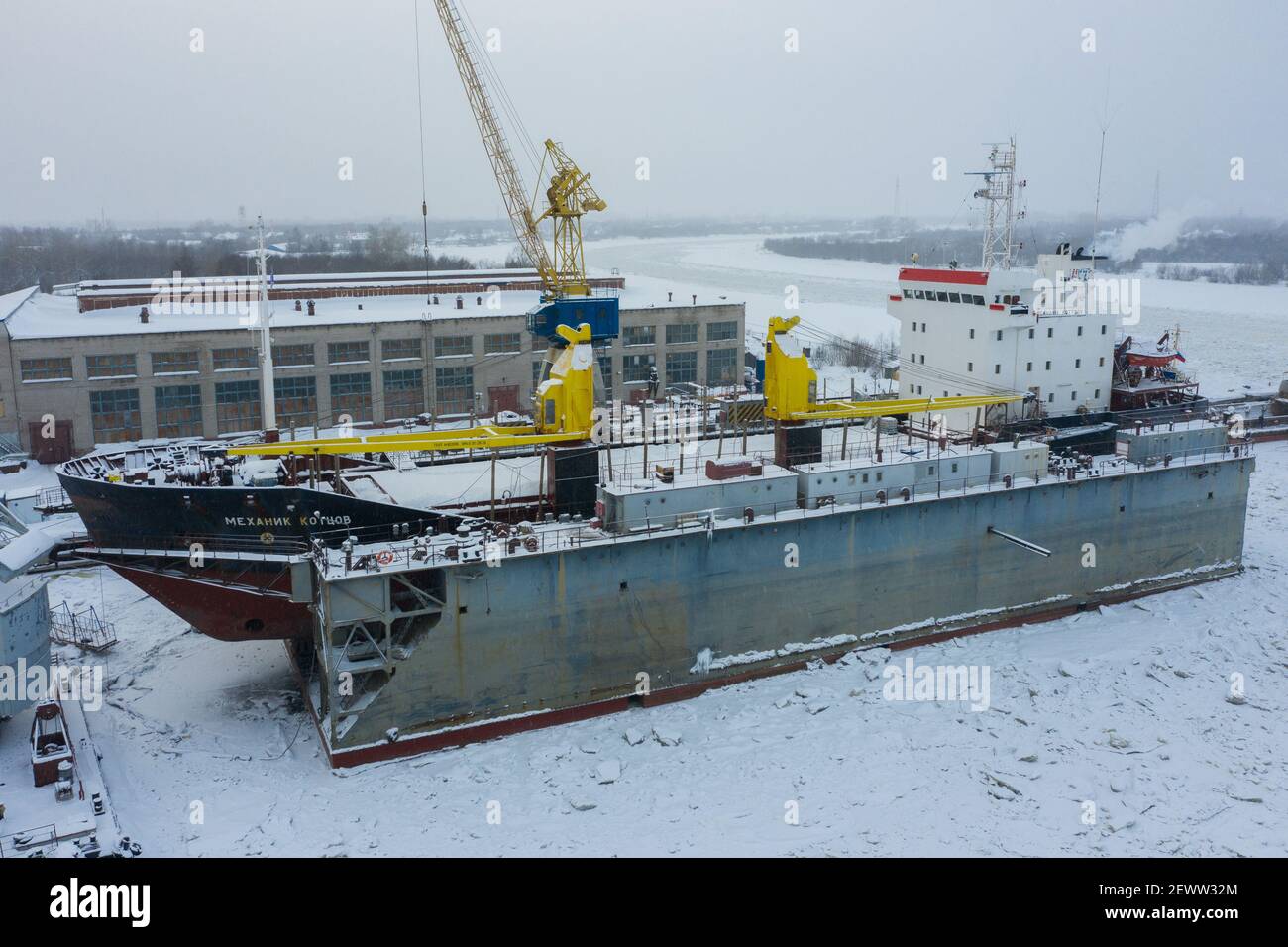 Covered dock ship repair hi-res stock photography and images - Alamy