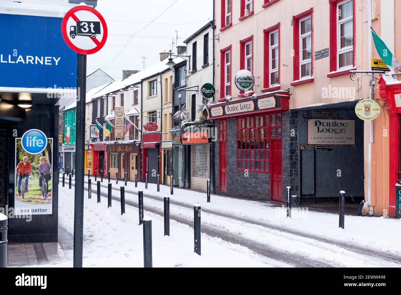 Colourful shops, bars and restaurants on College Street in Killarney ...