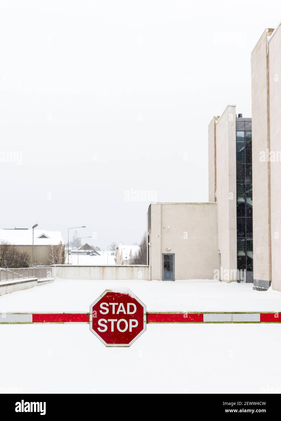 Dual language stop sign hi-res stock photography and images - Alamy