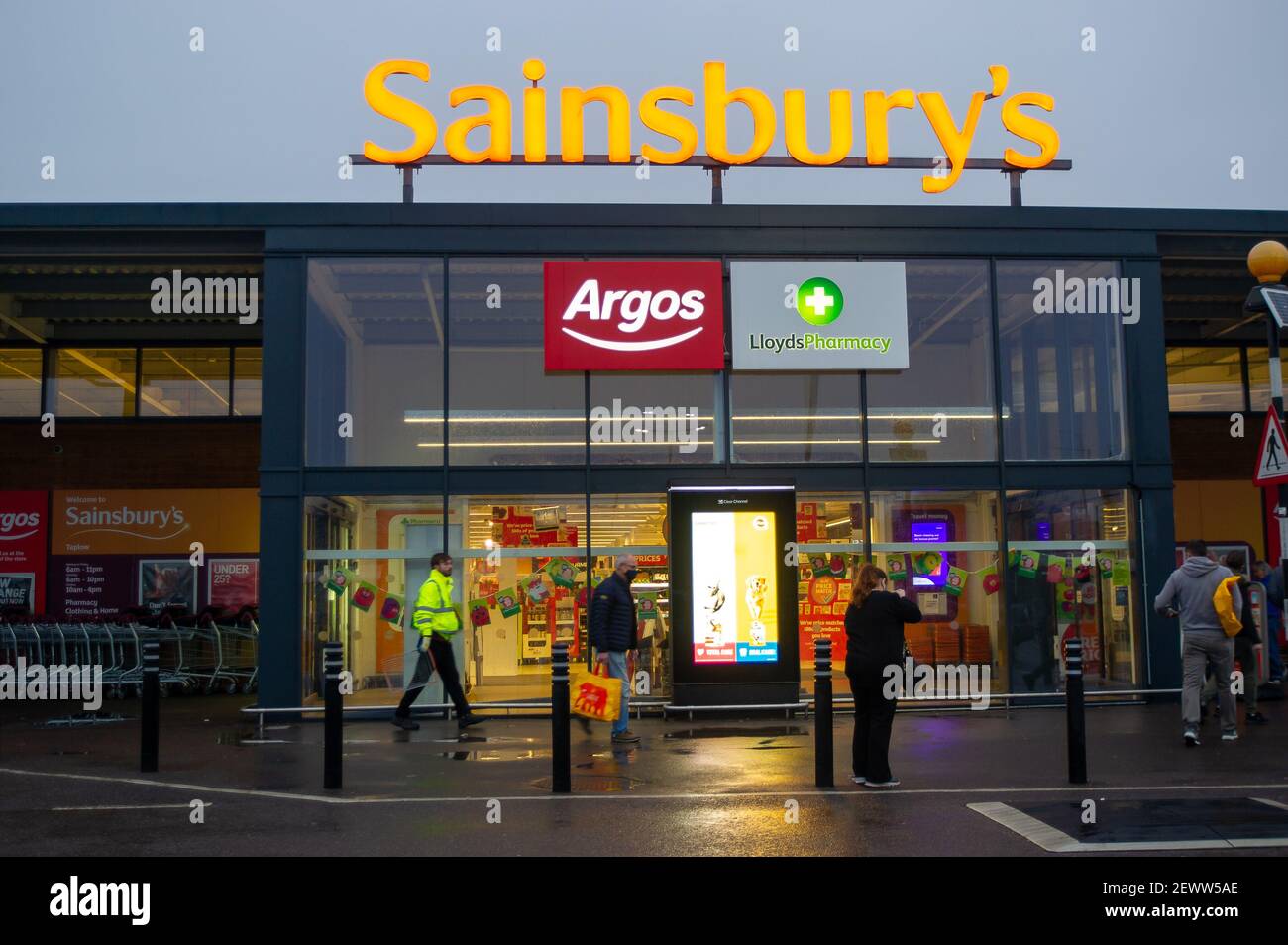 Sainsburys click and collect hi-res stock photography and images - Alamy