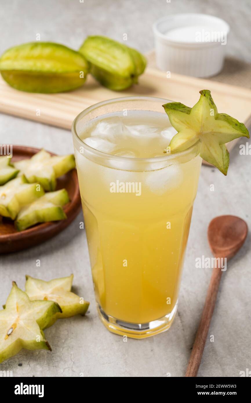 Glass of starfruit juice with ice and fruit slices Stock Photo - Alamy