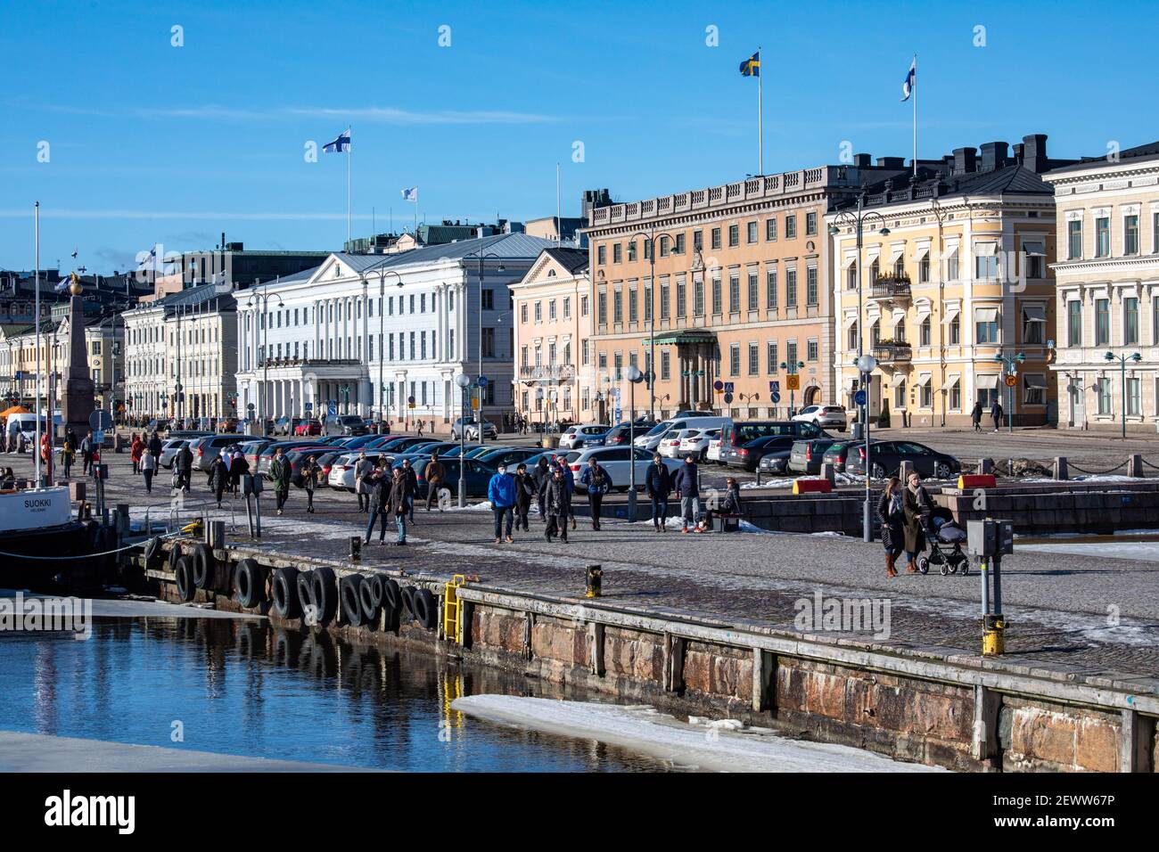 Helsinki people walking hi-res stock photography and images - Alamy
