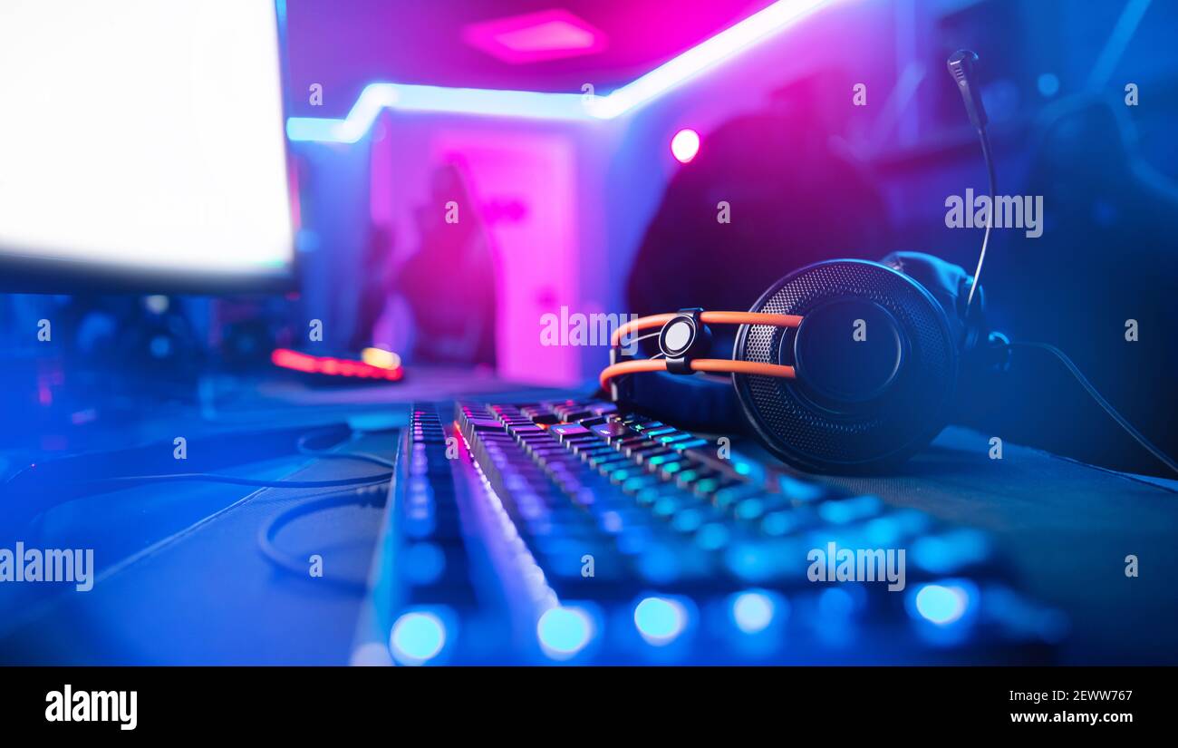 Professional headphones with microphone for video games and cyber ...