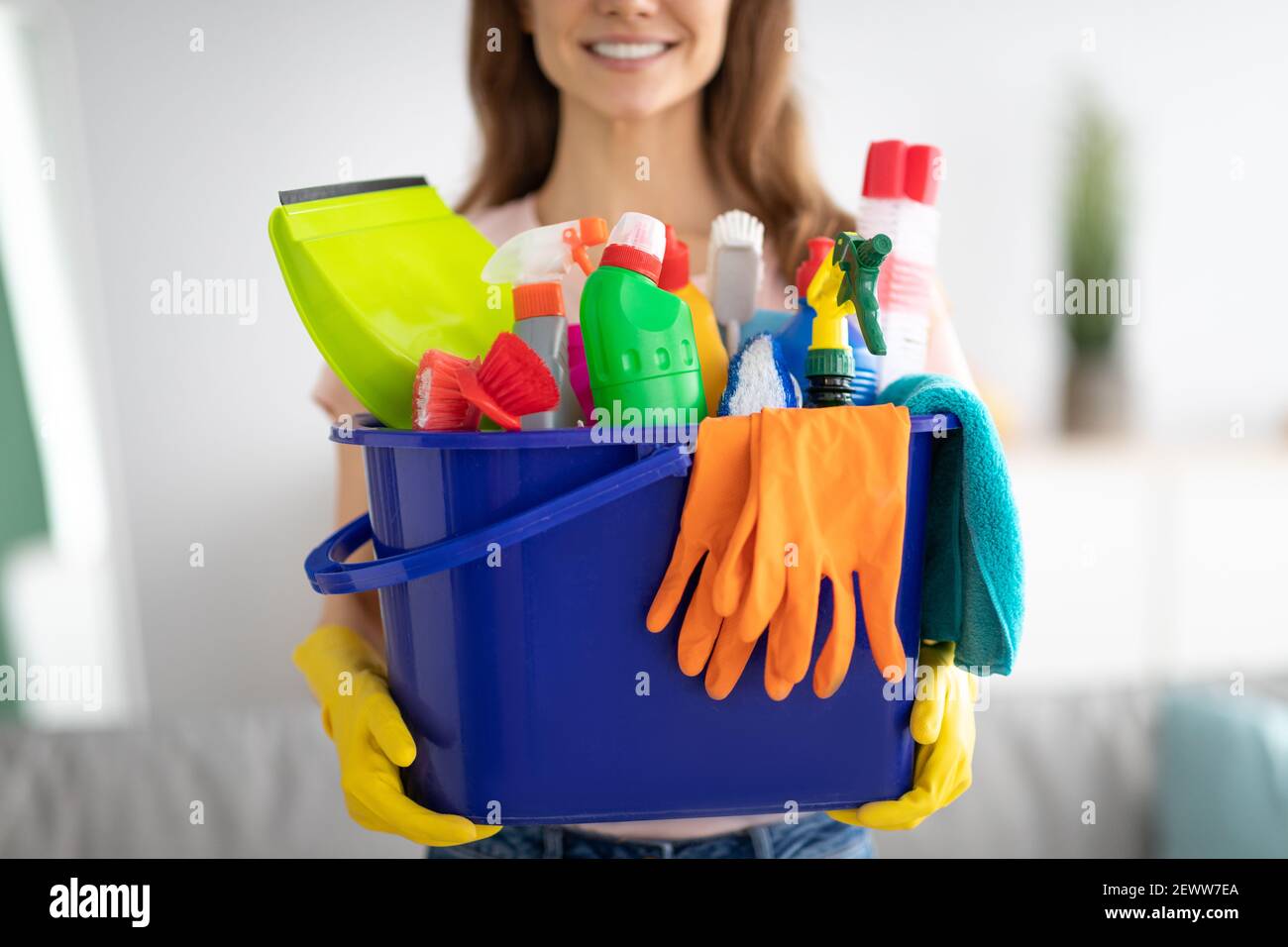 Hands bucket cleaning hi-res stock photography and images - Alamy
