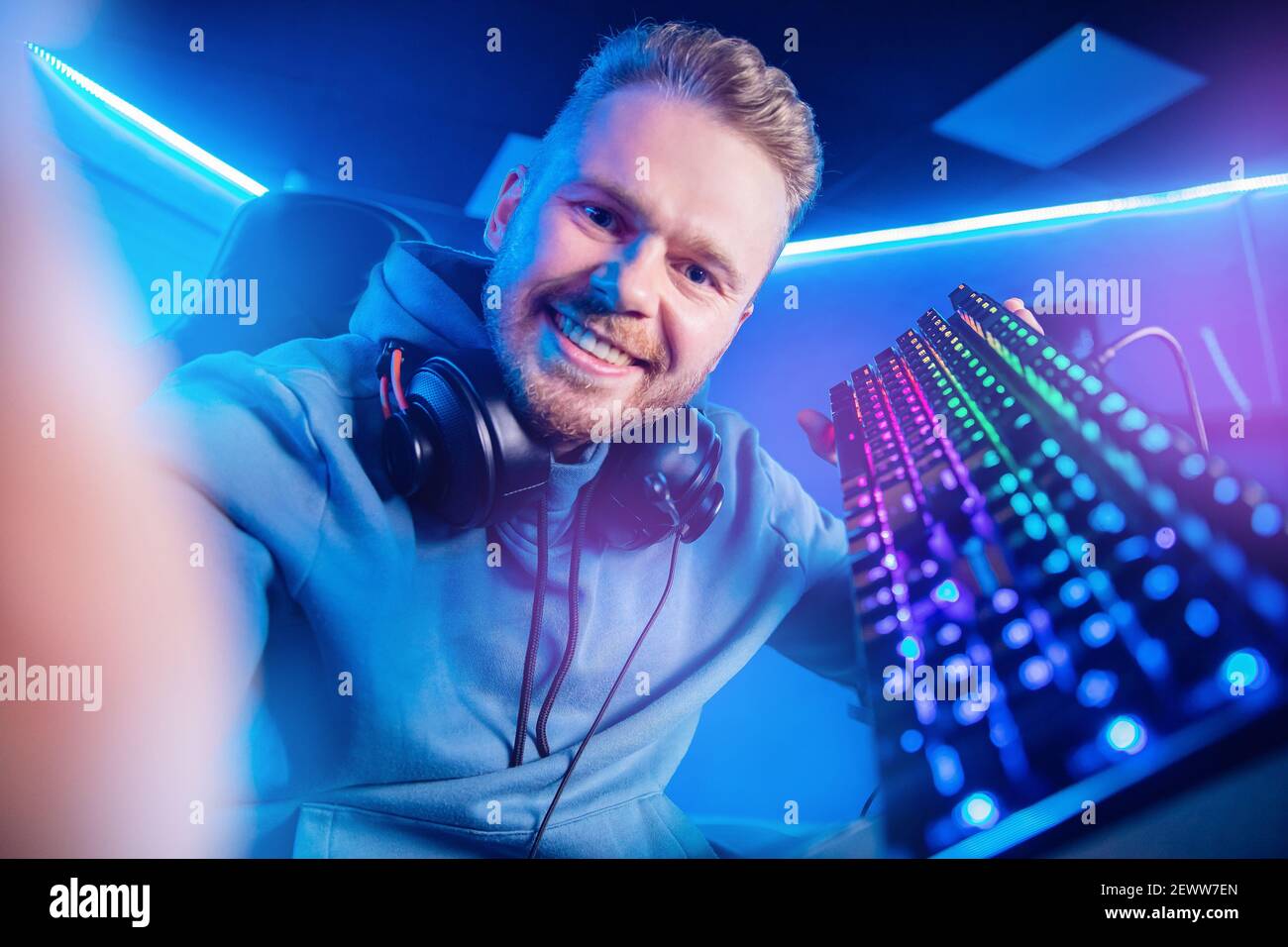 Professional gamer man smile making selfie photo and playing ...